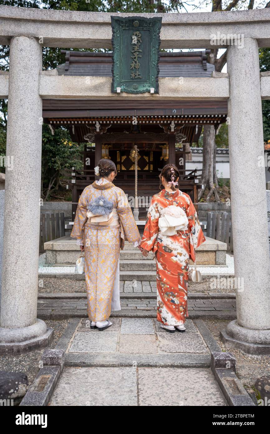 Japanese Kimono Portrait back view photography. Kyoto, Japan. Japanese ...