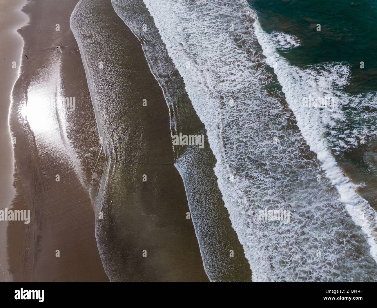 Beach ocean waves from above hi-res stock photography and images - Alamy