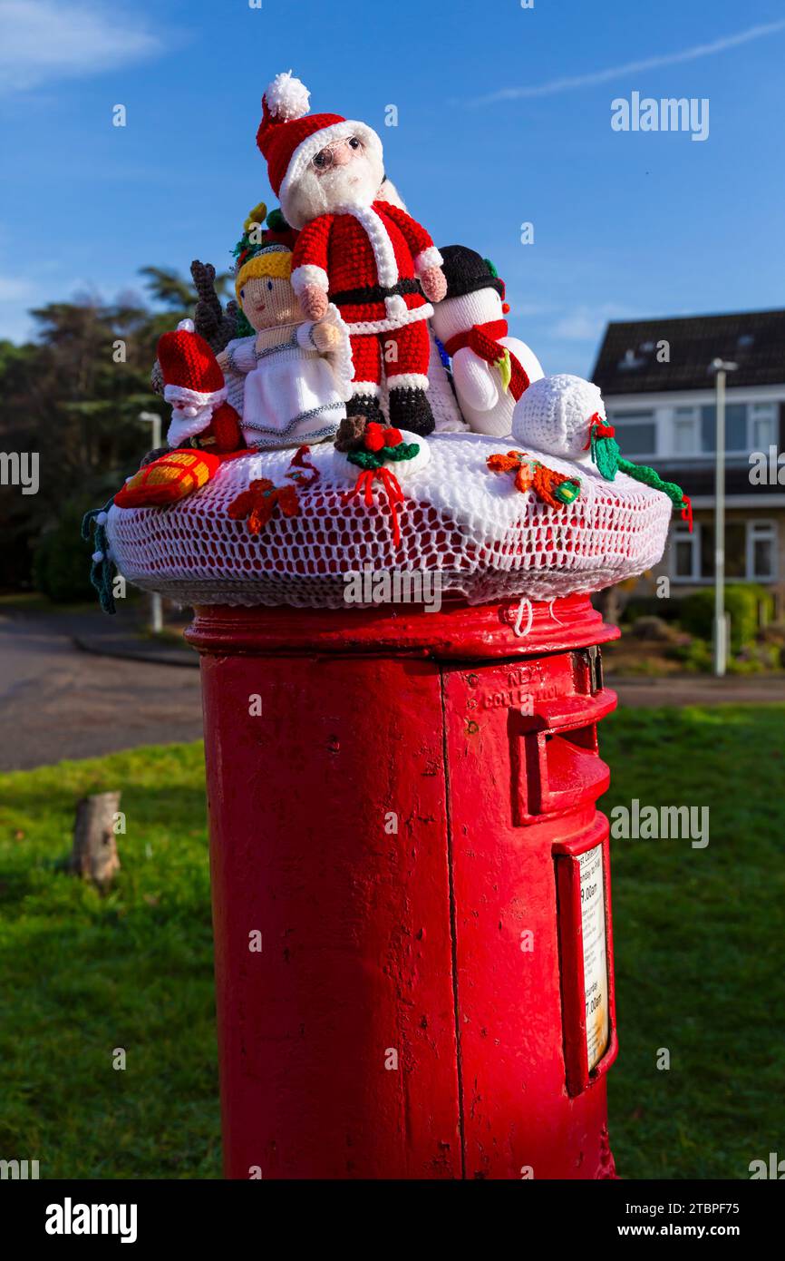 Poole, Dorset, UK. 8th December, 2023. A knitted crocheted postbox ...