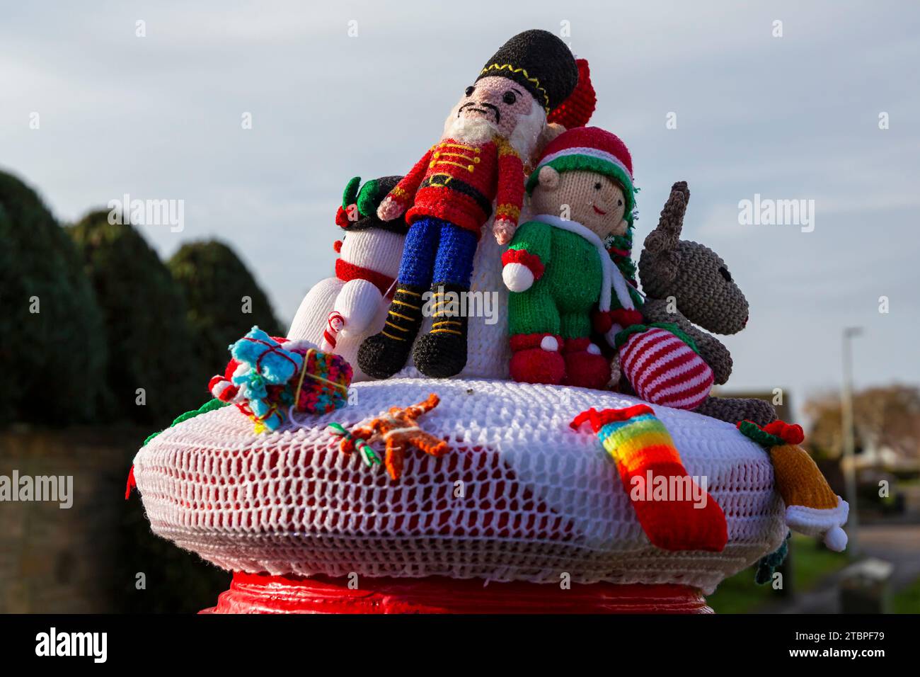 Poole, Dorset, UK. 8th December, 2023. A knitted crocheted postbox ...
