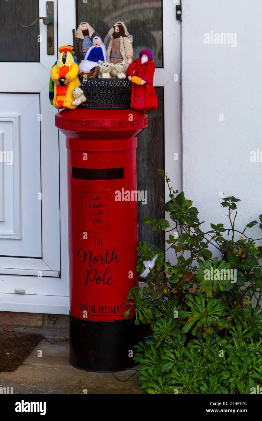 Poole, Dorset, UK. 8th December, 2023. A knitted crocheted postbox ...
