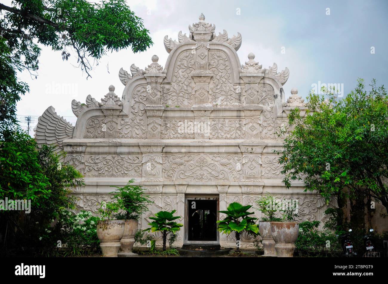 Gedhong Temanten buildings. with buildings and decorated roofs, Gedhong ...