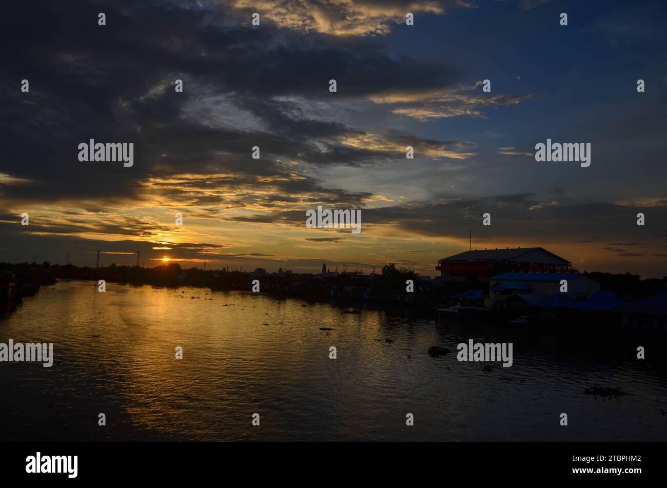 Banjarmasin, Indonesia. 08th Dec, 2023. Sunset view in Banjarmasin City ...