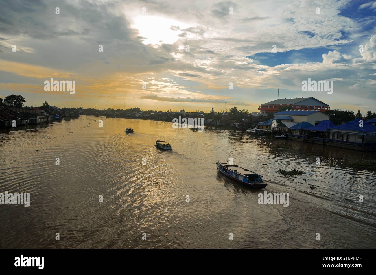 Banjarmasin, Indonesia. 08th Dec, 2023. Sunset view in Banjarmasin City ...
