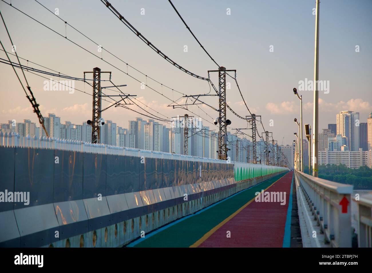 The Jamsil Railroad Bridge in Seoul presents a serene spectacle at dawn ...