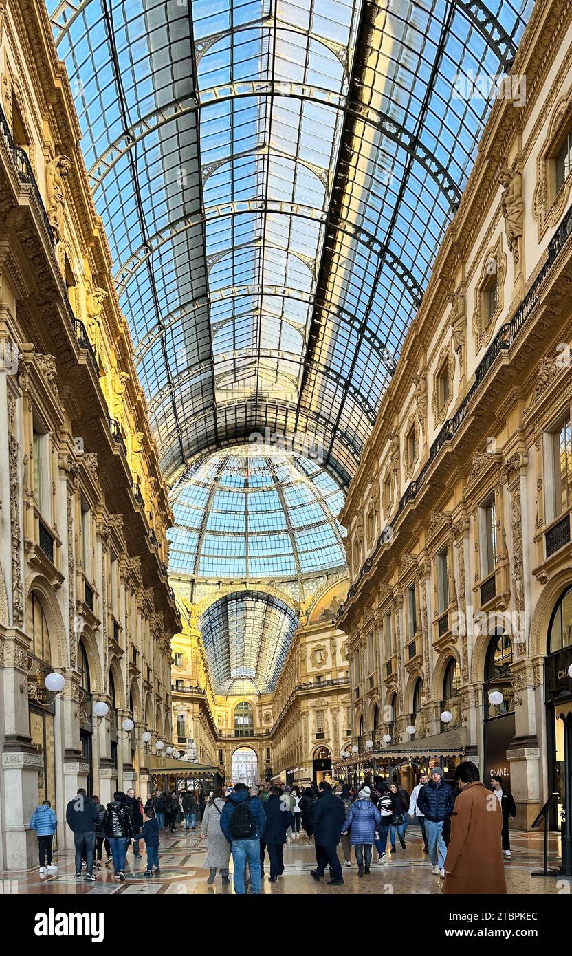 Bustling alley hi-res stock photography and images - Alamy