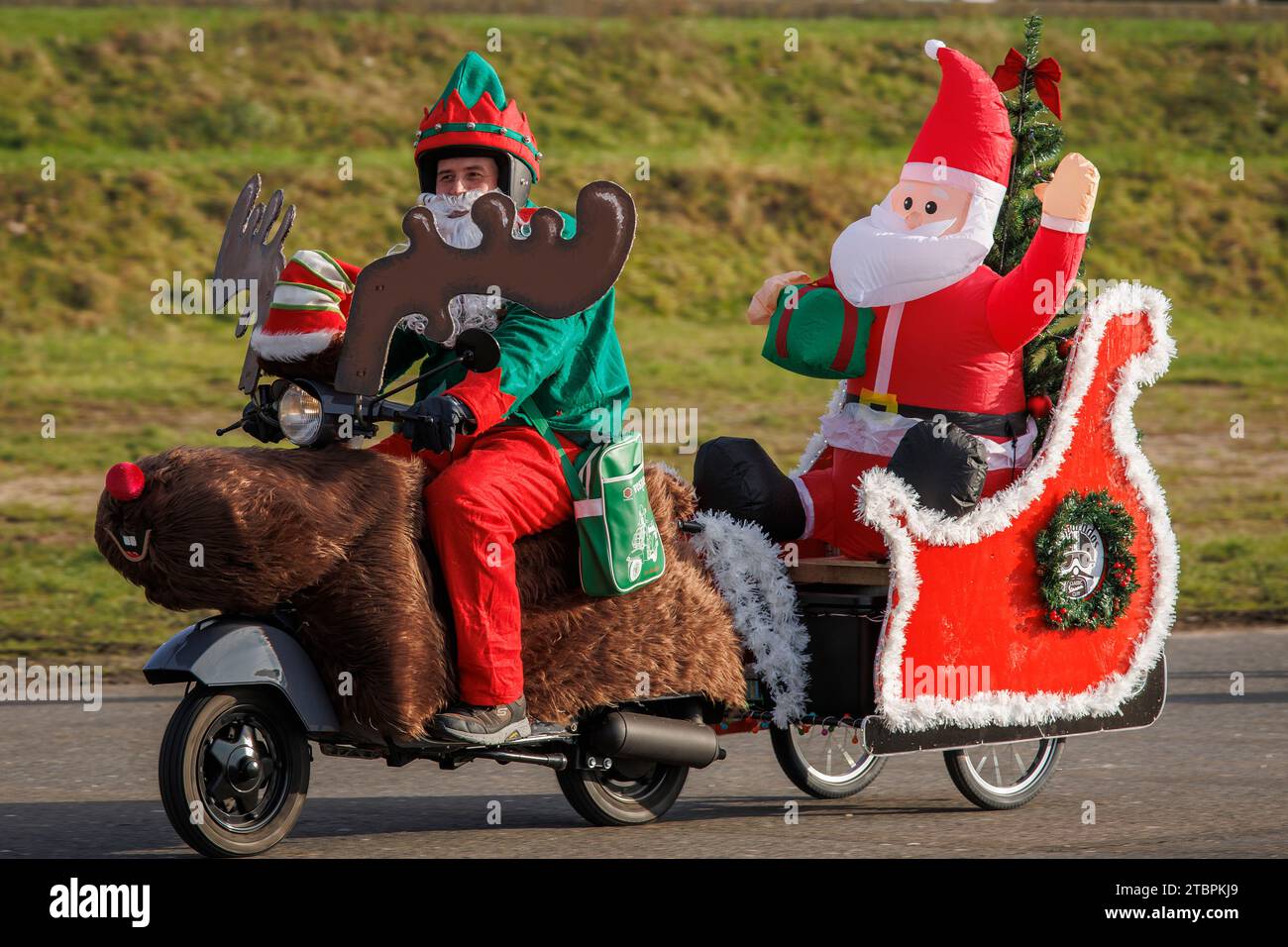 Santa claus sleigh city hi-res stock photography and images - Alamy