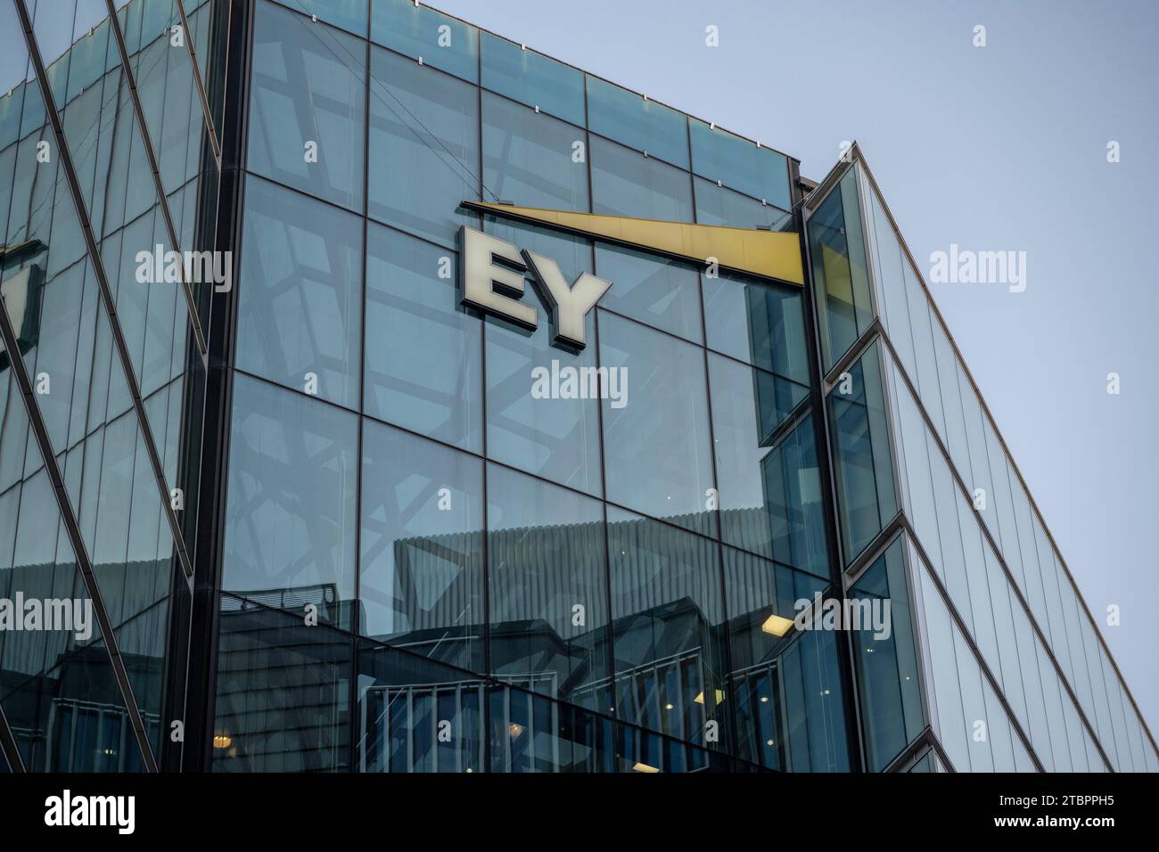 Ey accounting london hi-res stock photography and images - Alamy