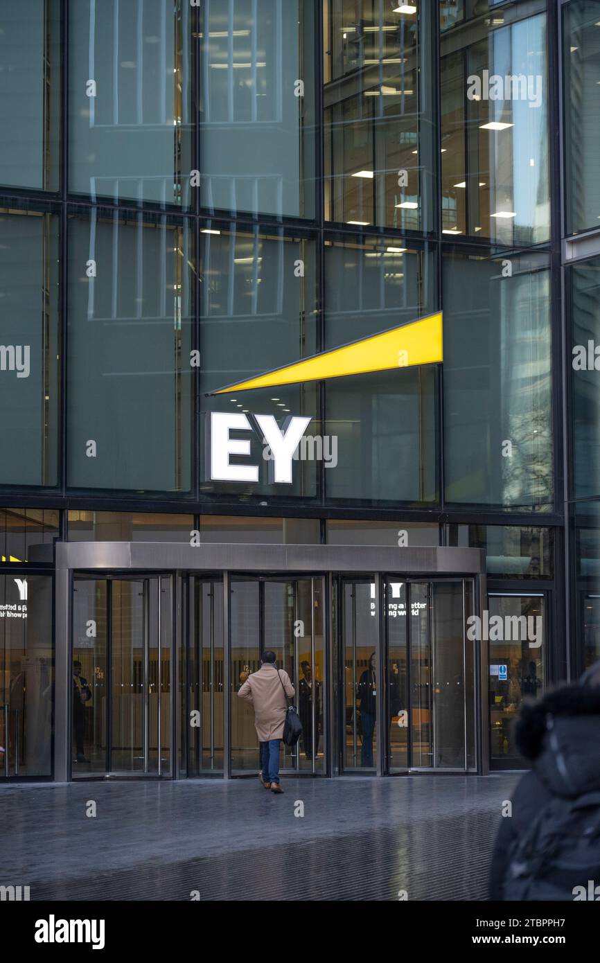 Ey accounting london hi-res stock photography and images - Alamy