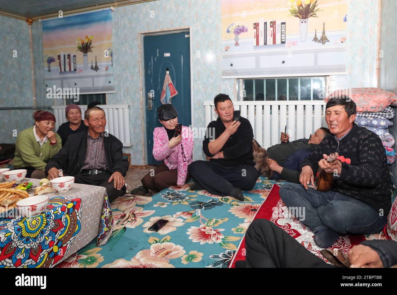 (231208) -- YUMIN, Dec. 8, 2023 (Xinhua) -- Baht's brother (1st R ...