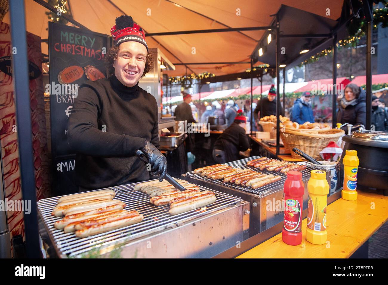 Bratwurst stall in christmas market hi-res stock photography and images ...