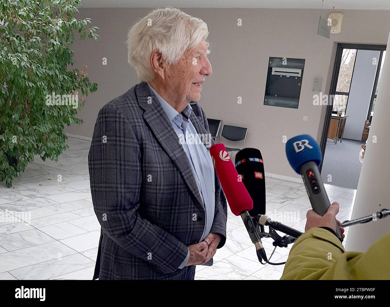Starnberg, Germany. 08th Dec, 2023. 92-year-old Walter Winkelmann ...