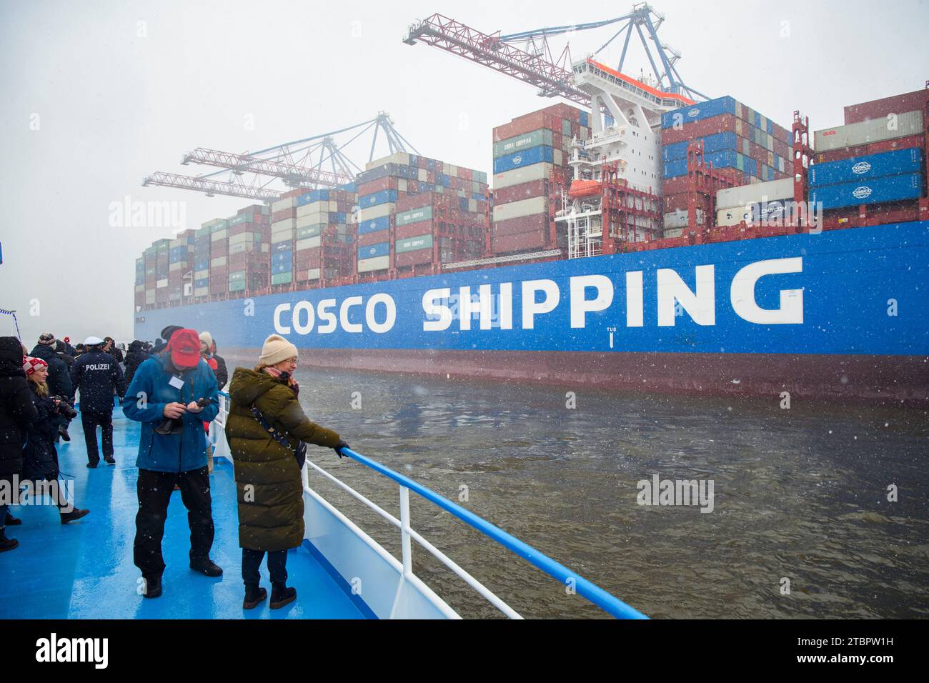 08 December 2023, Hamburg: The container ship "Cosco Shipping Capricorn ...