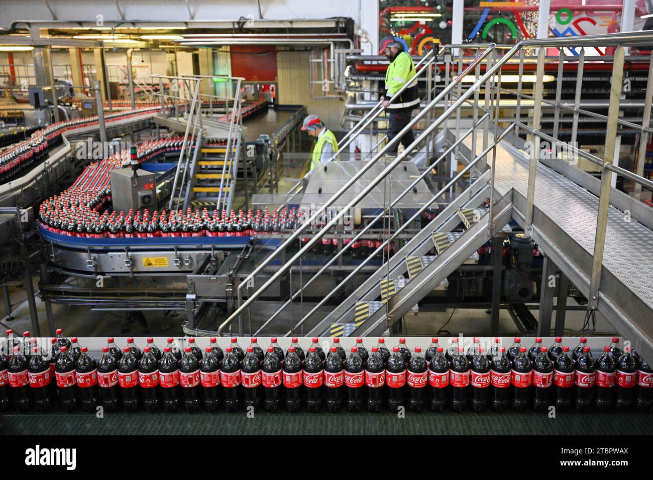 Coca cola production line hi-res stock photography and images - Alamy