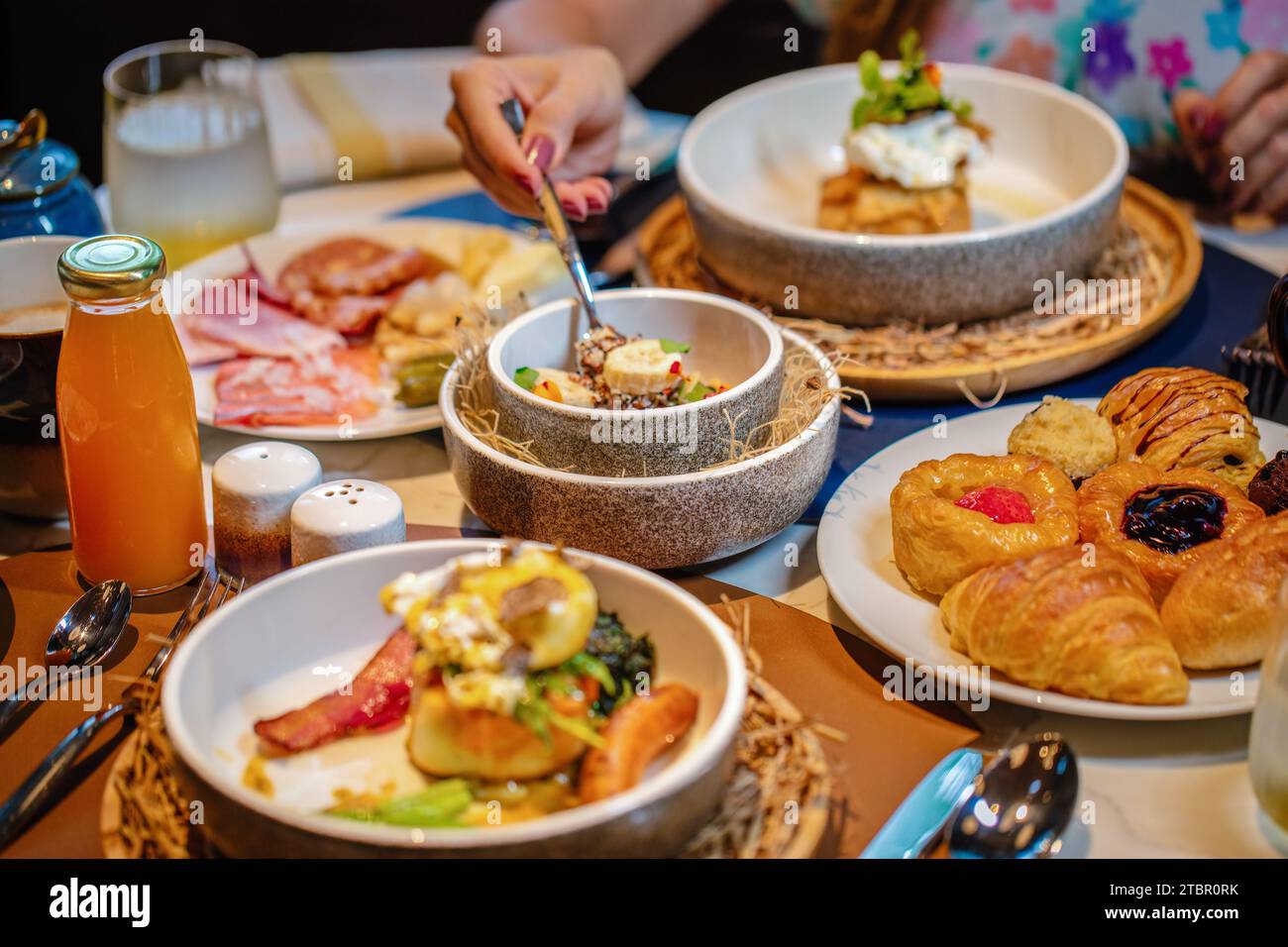 Brunch socializing hi-res stock photography and images - Alamy