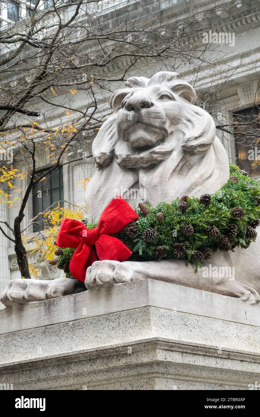 Lion Statue with Wreath during the Holidays, New York Public Library ...