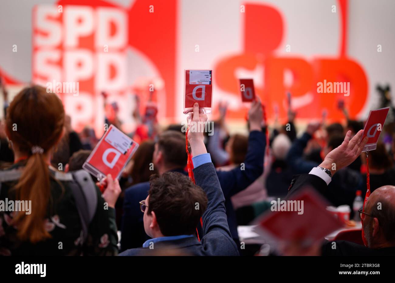 Berlin, Germany. 08th Dec, 2023. Delegates vote on a motion at the SPD ...