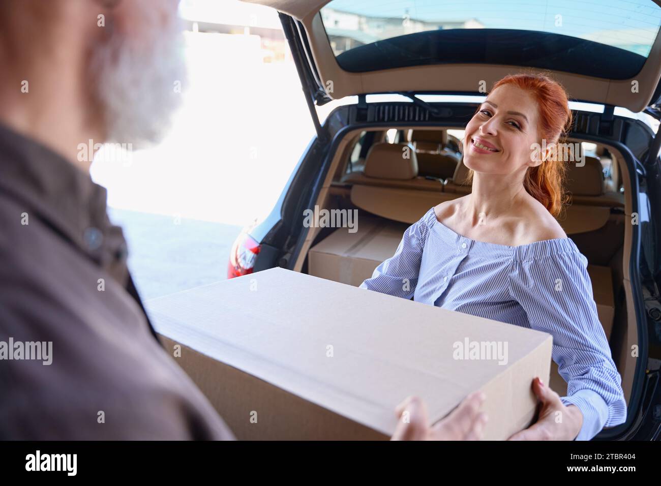 Couple car load unload car hi-res stock photography and images - Alamy