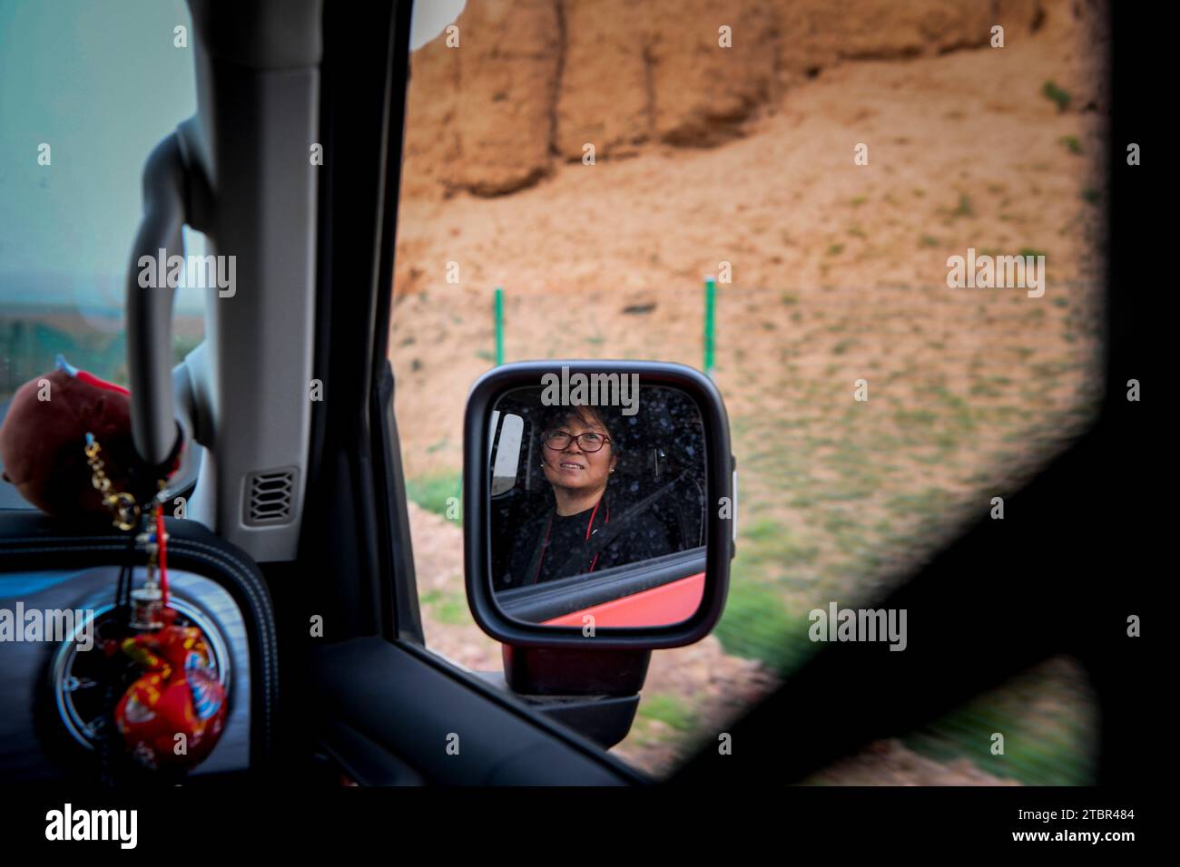 (231208) -- YANCHI, Dec. 8, 2023 (Xinhua) -- Chen Jing and her husband ...