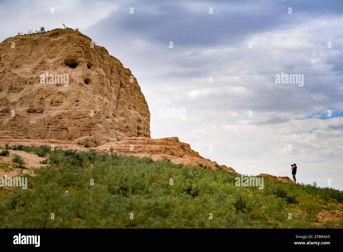 (231208) -- YANCHI, Dec. 8, 2023 (Xinhua) -- Chen Jing takes photos of ...