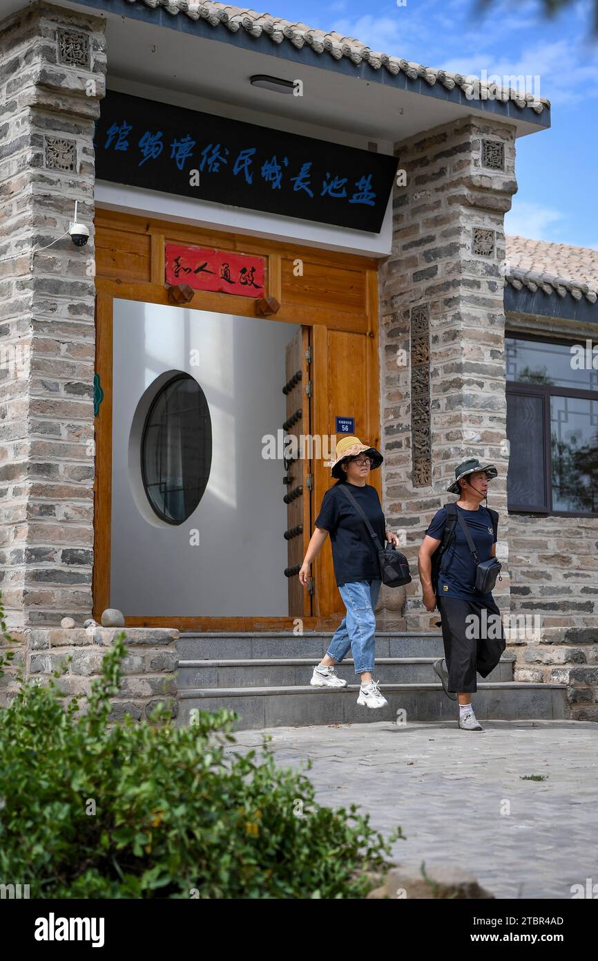 (231208) -- YANCHI, Dec. 8, 2023 (Xinhua) -- Chen Jing (L) and her ...