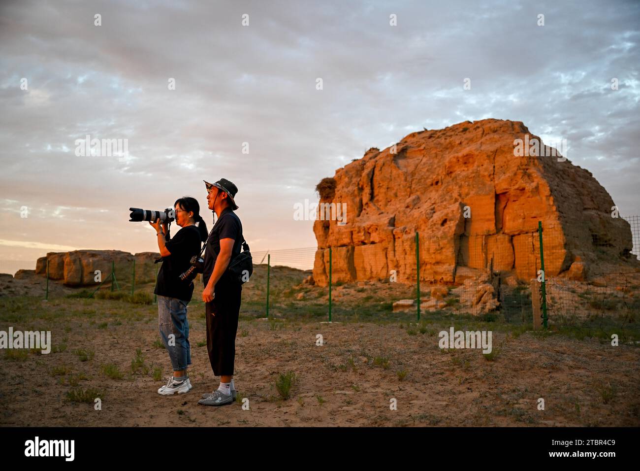 (231208) -- YANCHI, Dec. 8, 2023 (Xinhua) -- Chen Jing (L) takes photos ...