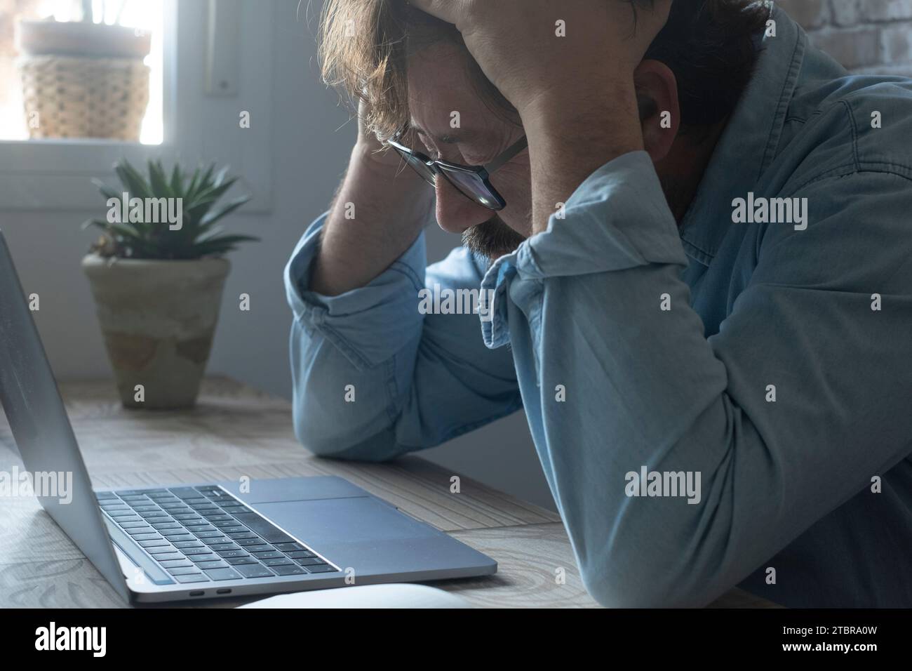 Desperate desk hi-res stock photography and images - Alamy