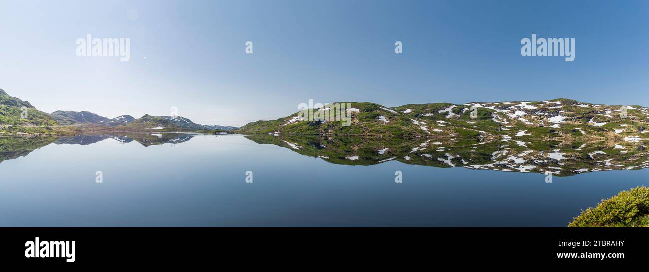 Reflection of a lake hi-res stock photography and images - Alamy