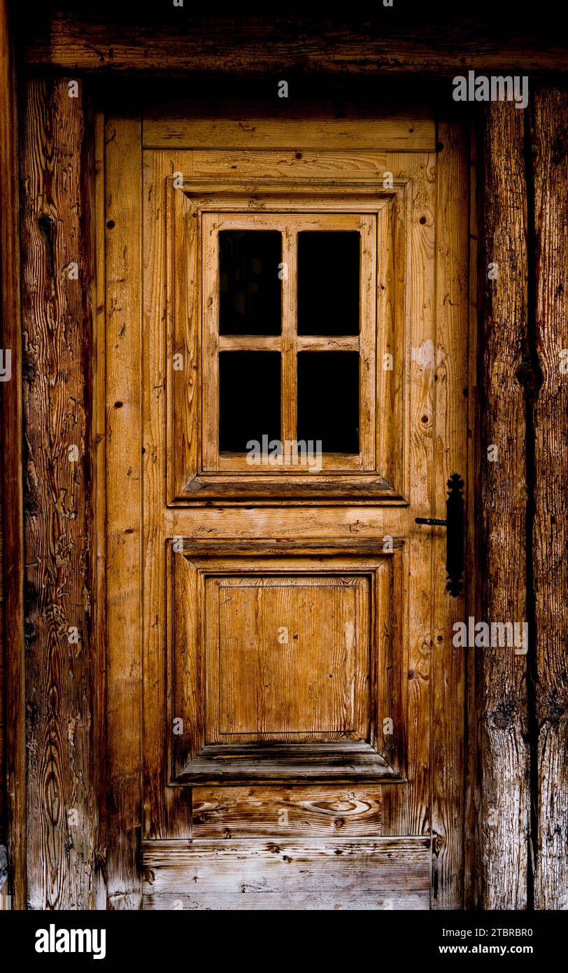 Log cabin door hi-res stock photography and images - Alamy
