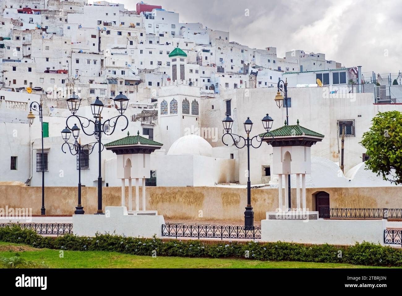 Feddan park and white houses in the old city / medina of Tétouan ...