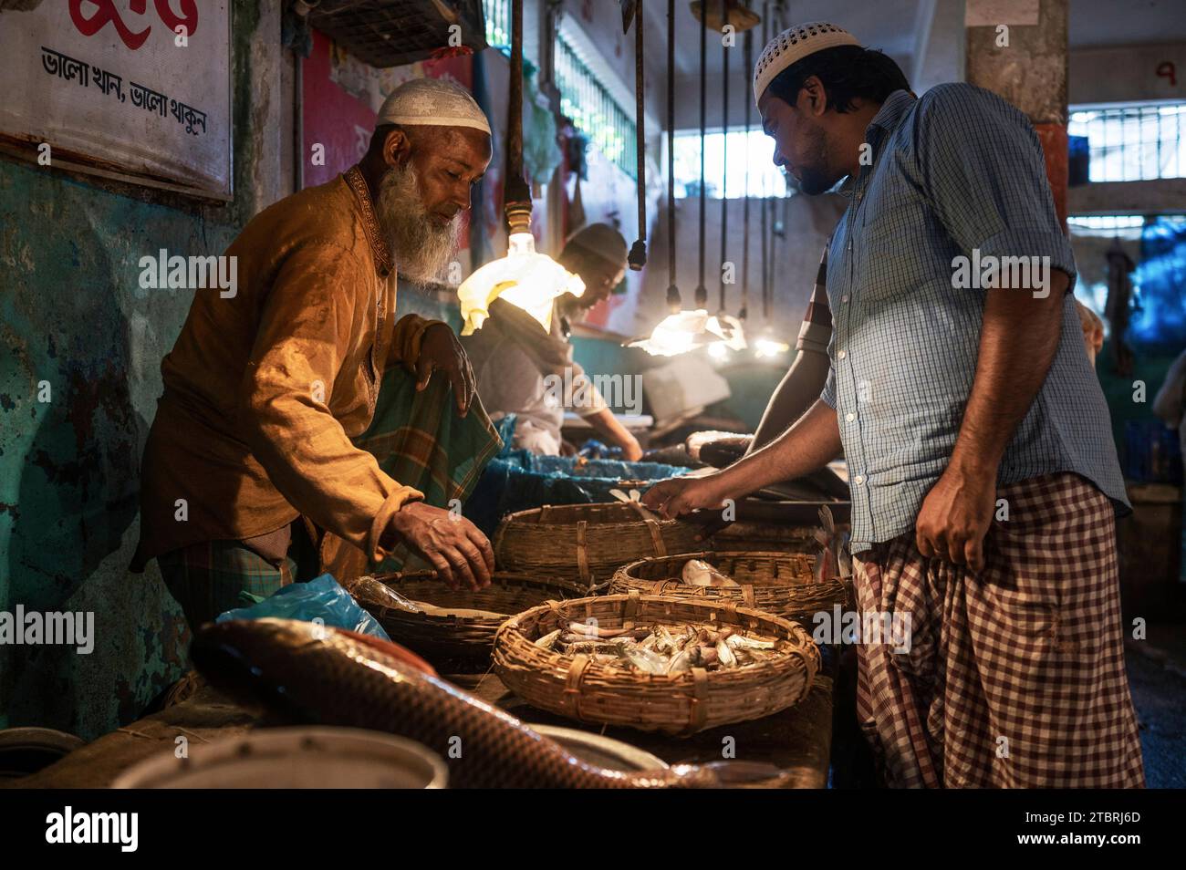 Daily life at the major fish market in Sylhet Bangladesh Stock Photo - Alamy