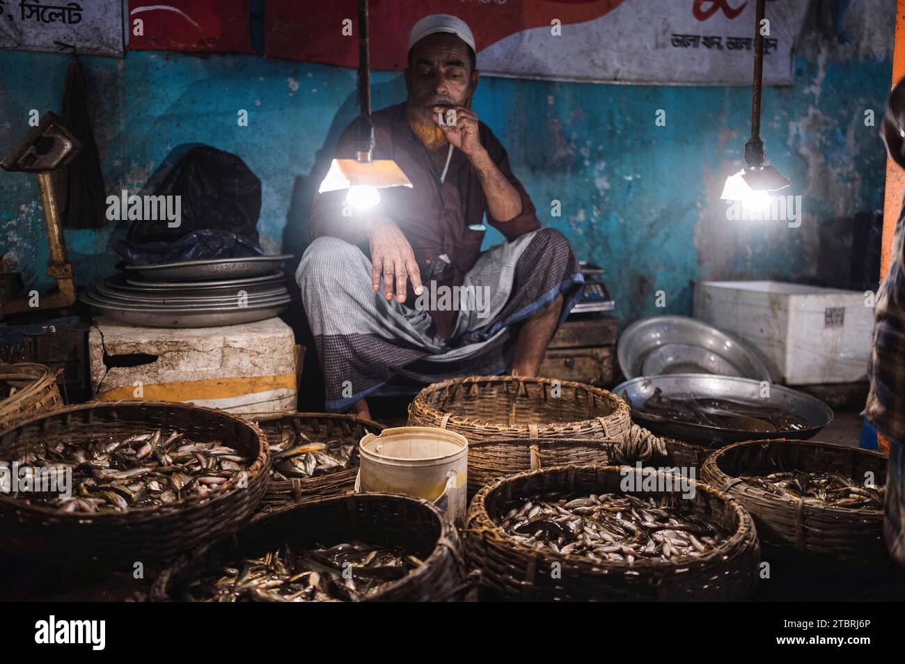 Daily life at the major fish market in sylhet bangladesh hi-res stock ...