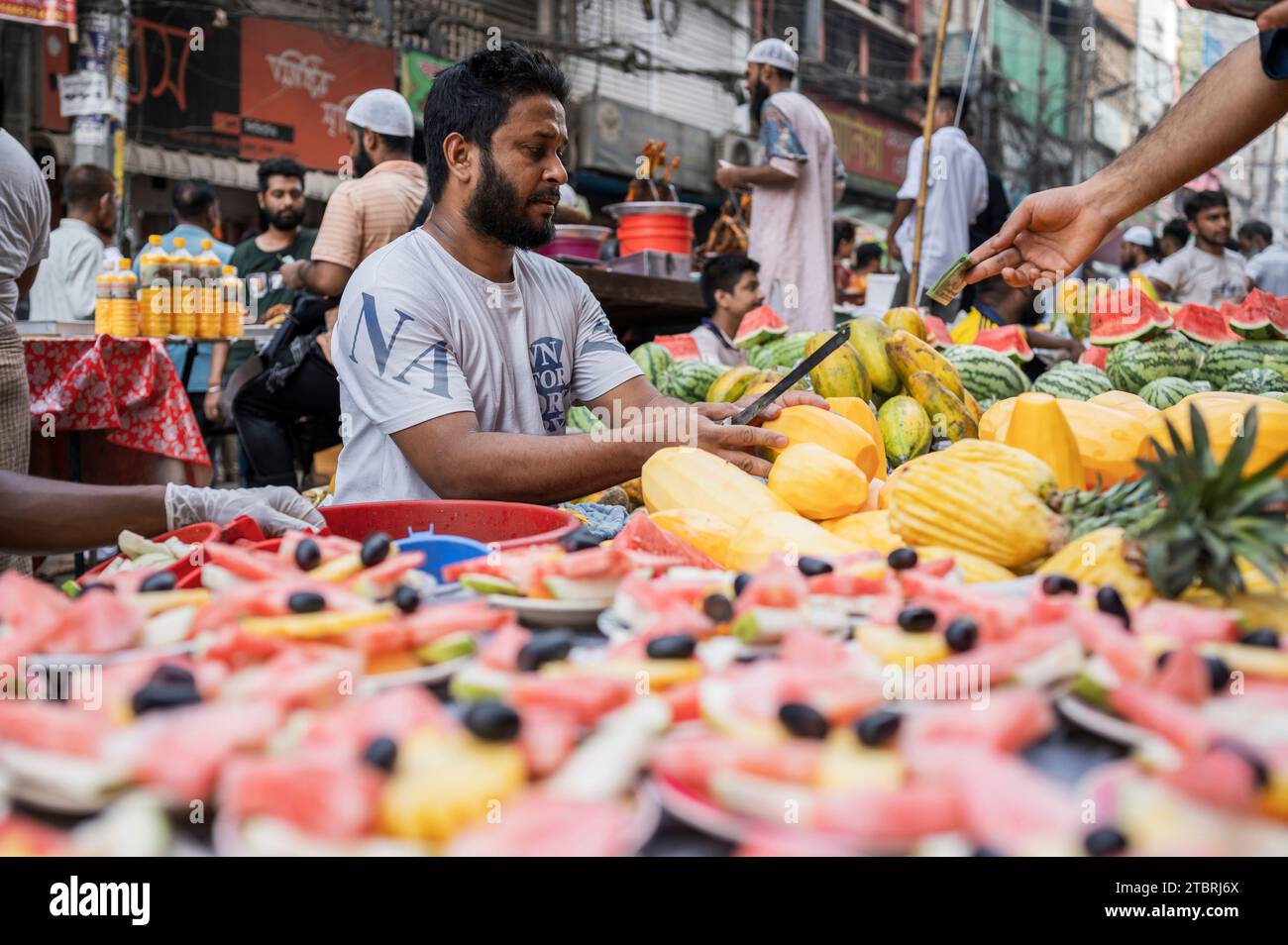 Dhakas street at iftar during ramadan bangladesh hi-res stock ...