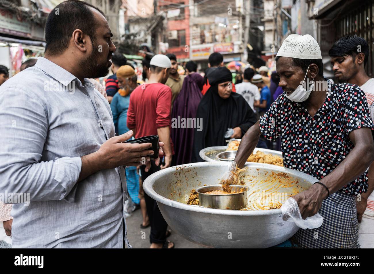 Dhakas street at iftar during ramadan bangladesh hi-res stock ...