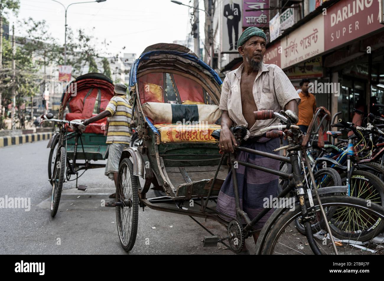 Rickshaws opening their way through Dhaka's traffic, Bangladesh Stock ...