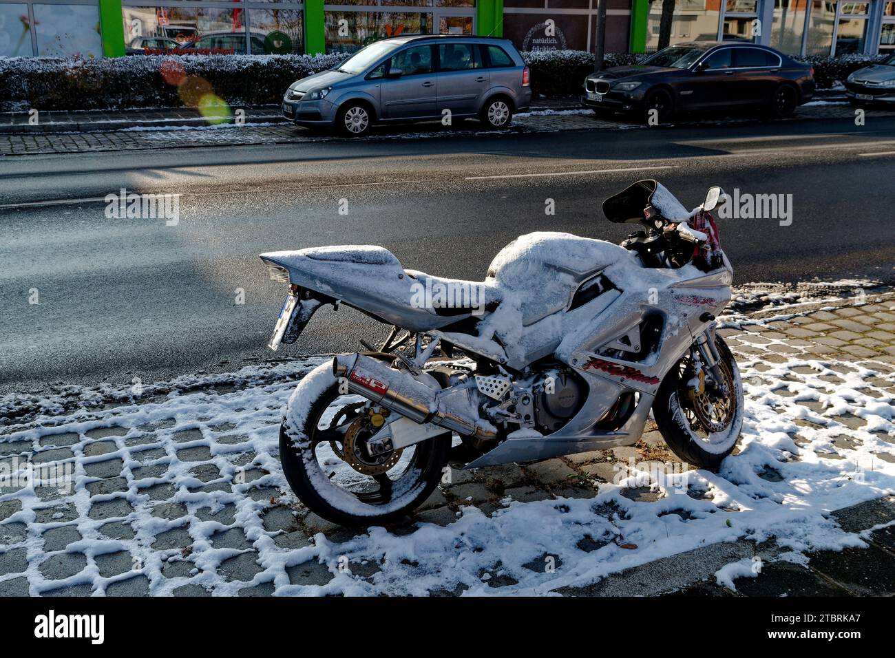 Parked motorcycle covered in snow Stock Photo - Alamy