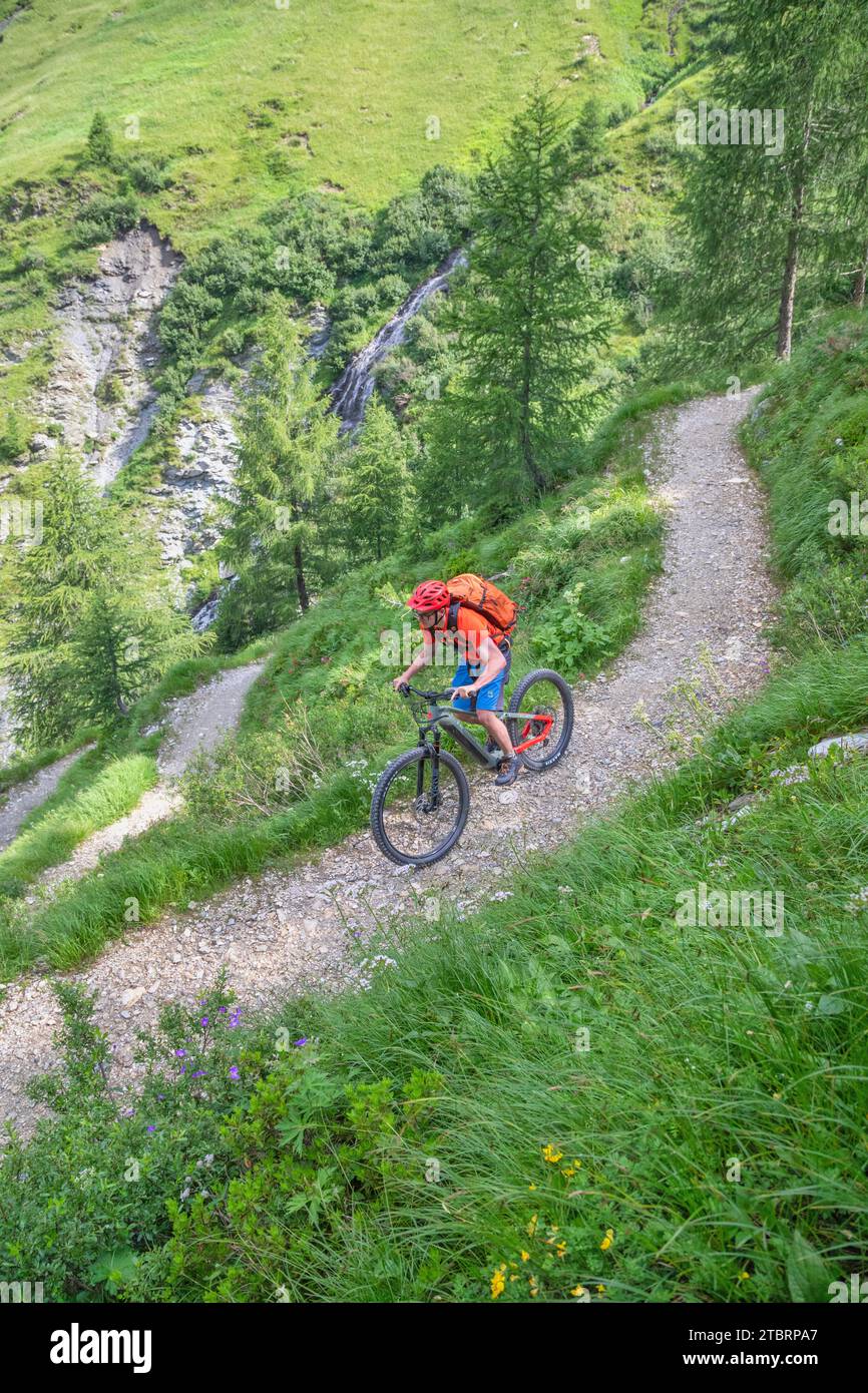 Austria, Tyrol, Schmirn valley, cyclist with e-bikes (e-mtb) descend ...