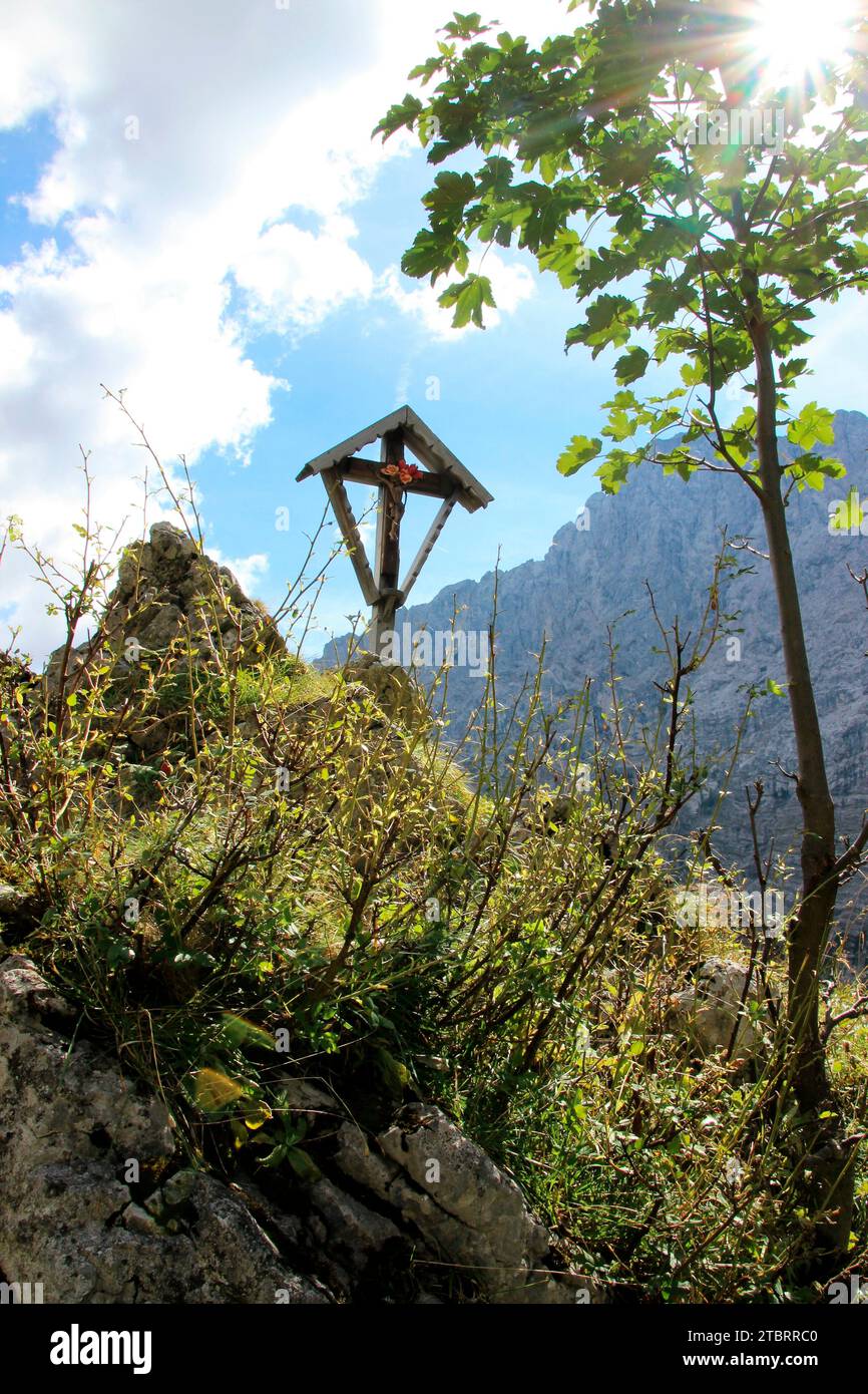 Field cross, cross in the Tortal, behind it the view of the Karwendel ...
