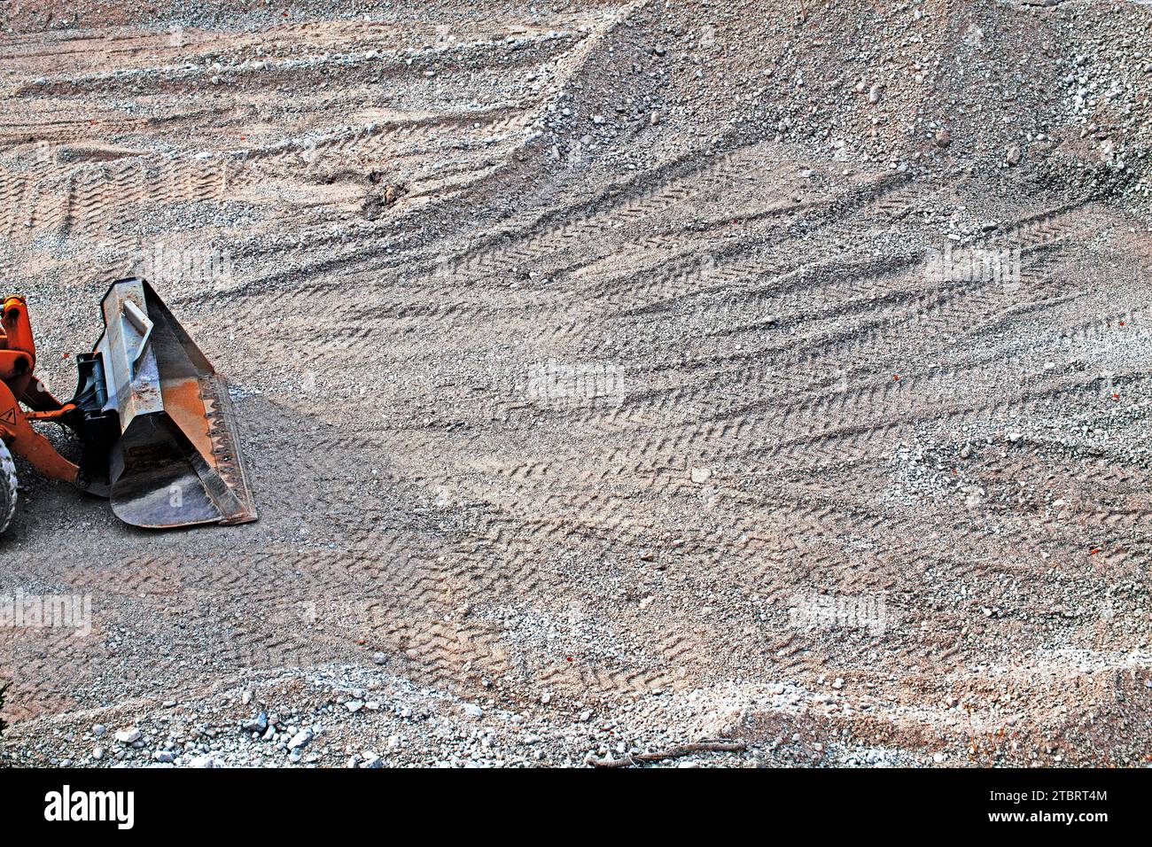 Wheel loader bucket and tracks in the gravel Stock Photo - Alamy