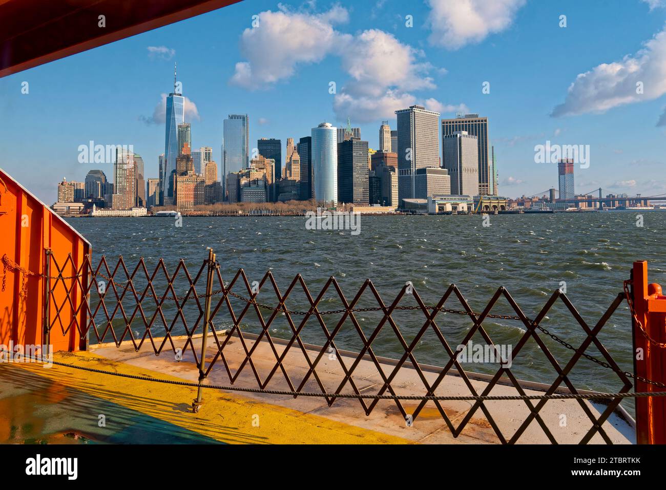 la skyline de Manhattan à New York depuis le ferry de staten island ...
