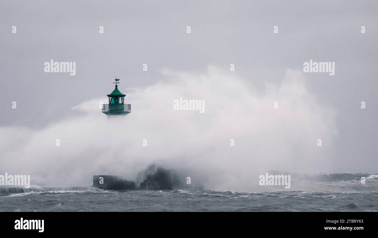 Storm surge with monster wave at the lighthouse in Sassnitz, Rügen ...