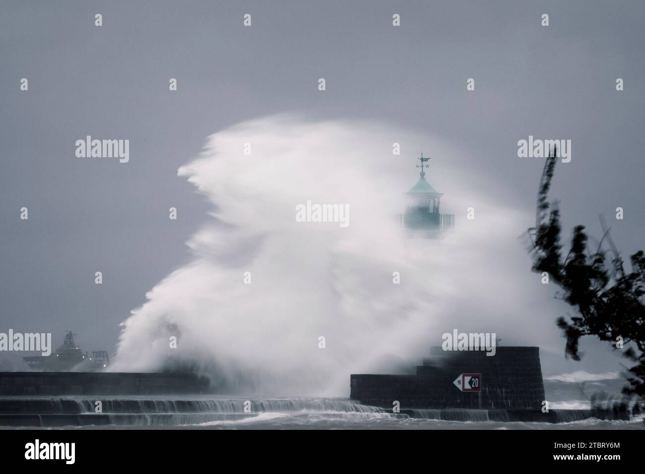 Storm surge with monster wave at the lighthouse in Sassnitz, Rügen ...