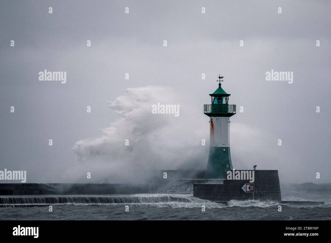 Storm surge with monster wave at the lighthouse in Sassnitz, Rügen ...