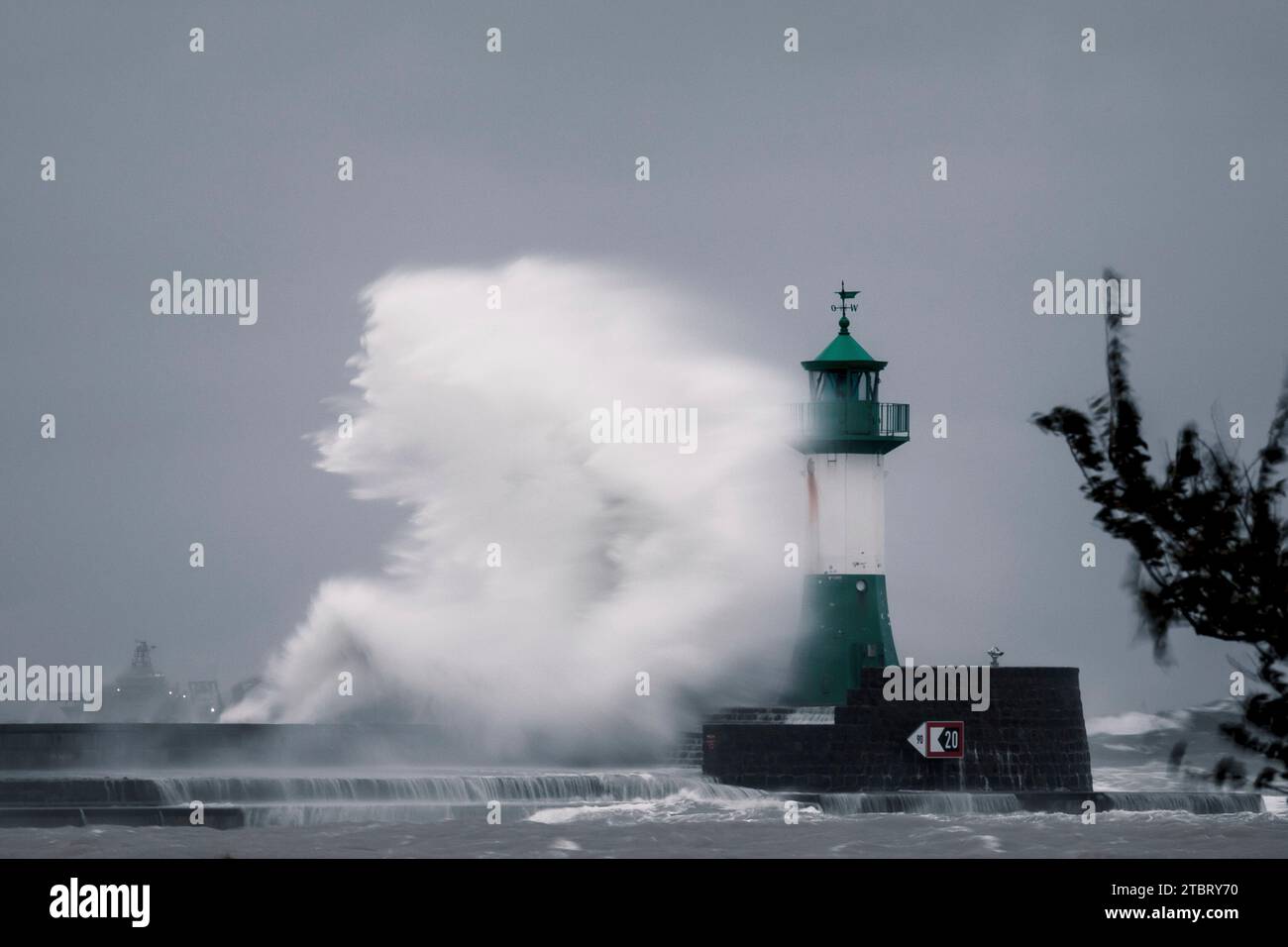 Storm surge with monster wave at the lighthouse in Sassnitz, Rügen ...