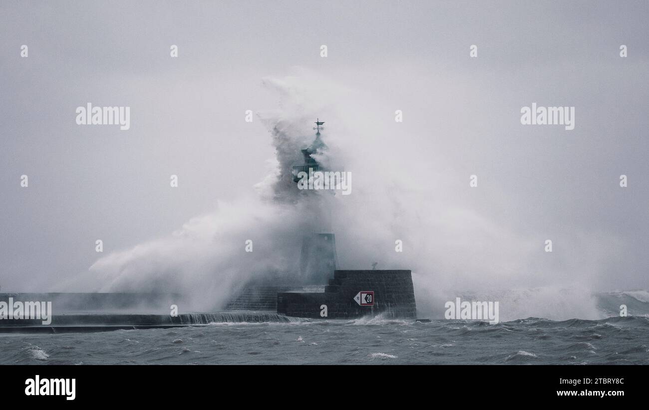 Storm surge with monster wave at the lighthouse in Sassnitz, Rügen ...