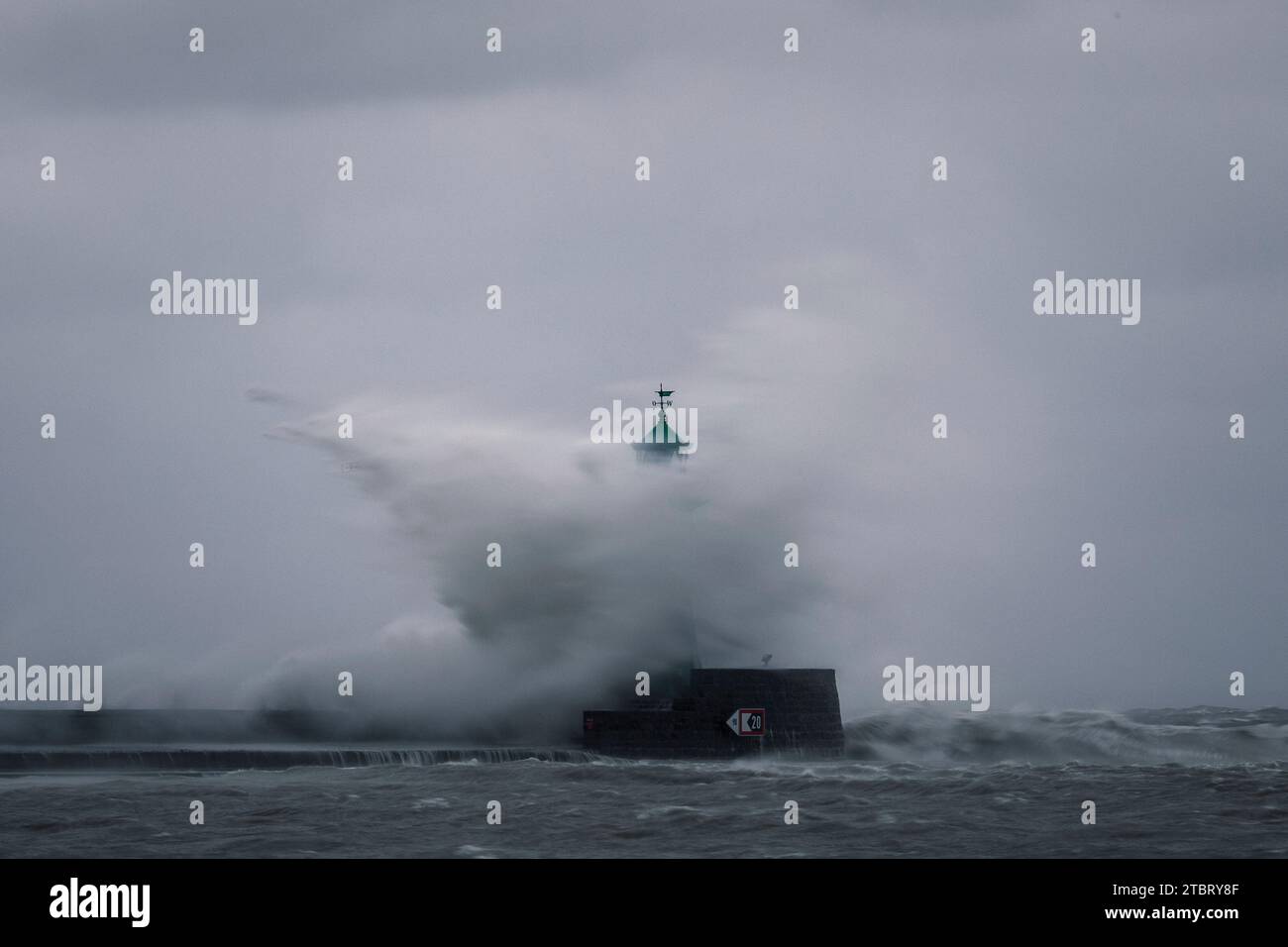 Storm surge with monster wave at the lighthouse in Sassnitz, Rügen ...