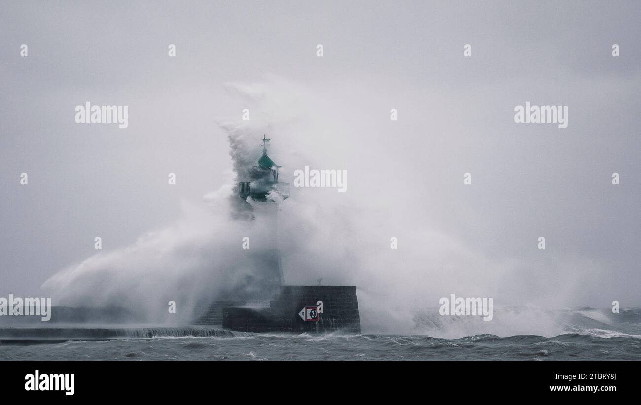 Storm surge with monster wave at the lighthouse in Sassnitz, Rügen ...