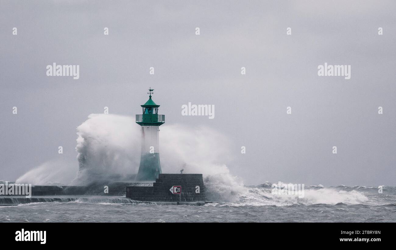 Storm surge with monster wave at the lighthouse in Sassnitz, Rügen ...