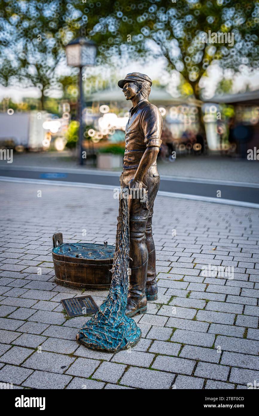 Statue "Scheerstaaner Stifterabbeler" on the promenade in Wiesbaden's ...