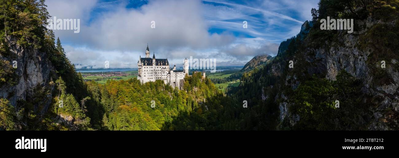 Panoramic view of the castle Neuschwanstein from the bridge ...